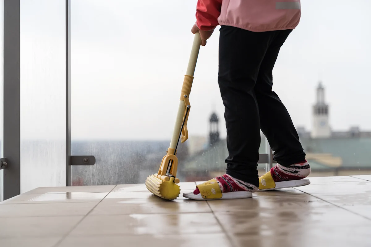 Carrelage et sol humide : causes et solutions pour un sol sec